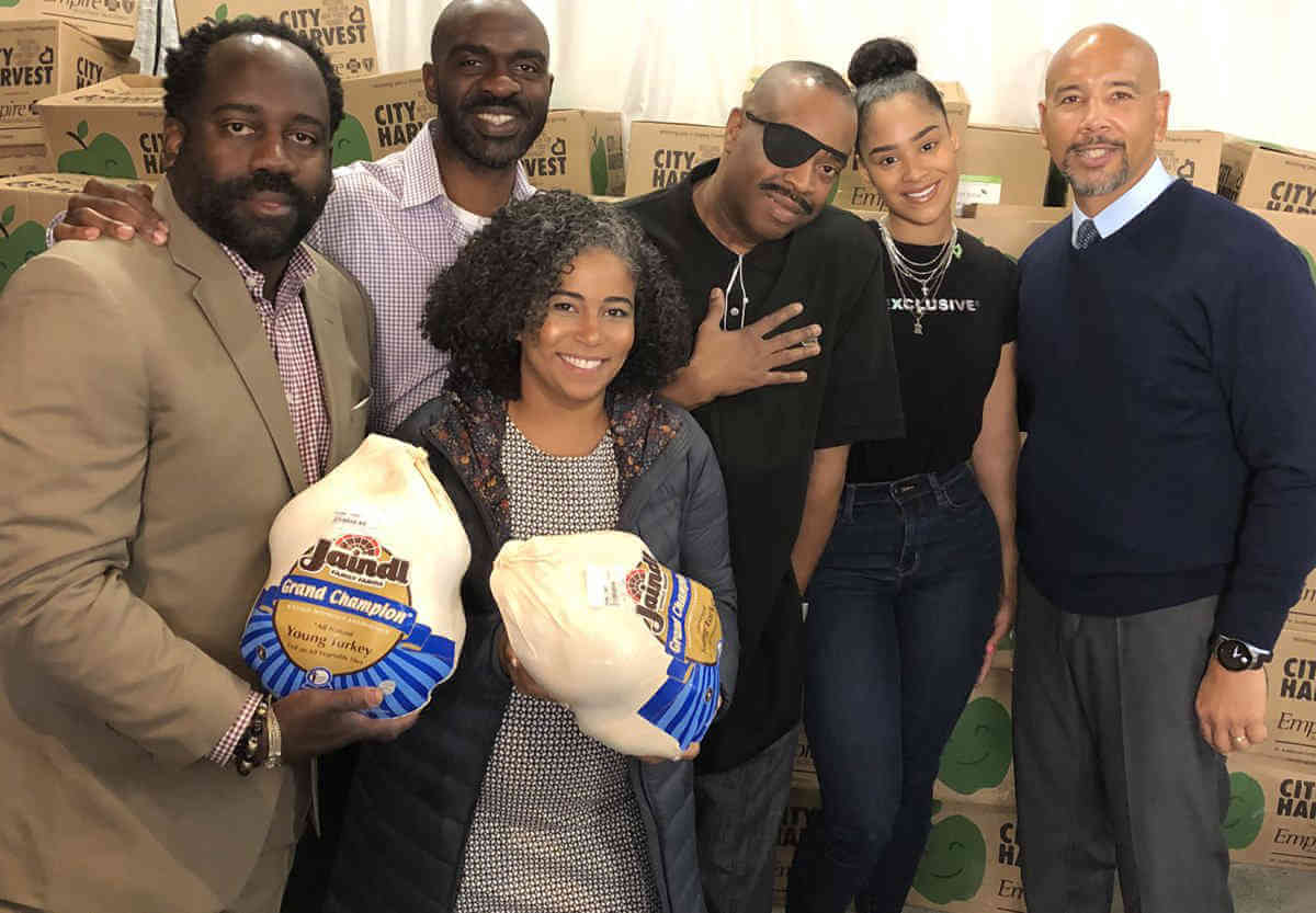 Thanksgiving turkey distribution event held by BP Diaz – Bronx Times