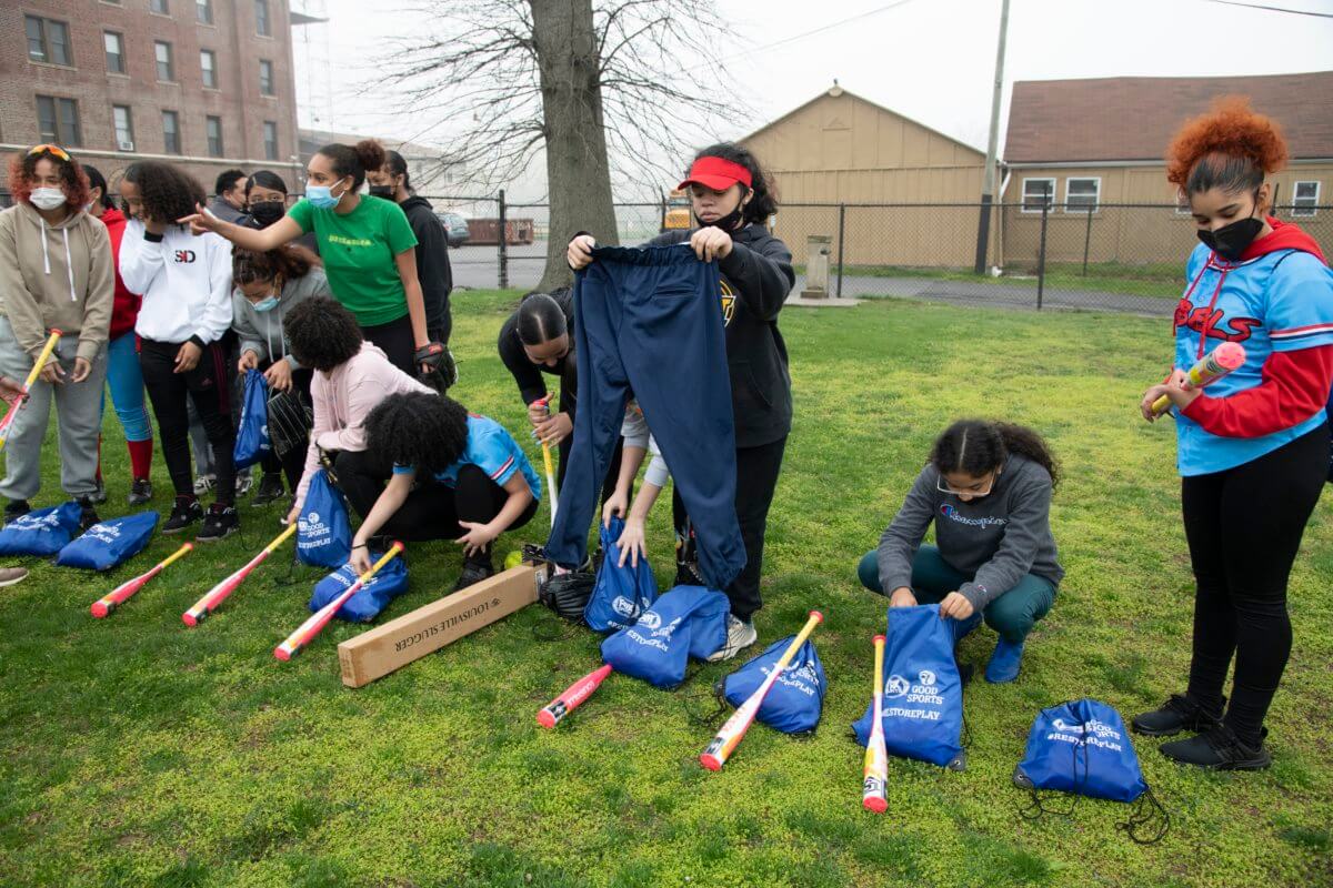 Bronx softball team receives gift from Fox Sports – Bronx Times