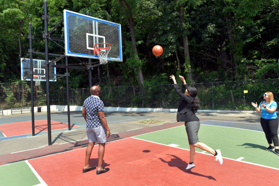 NYC Parks upgrades Fordham Landing basketball courts with new ...