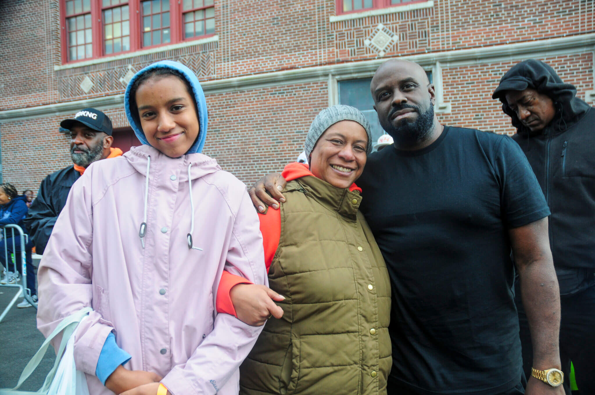 PHOTOS | DJ Funkmaster Flex ‘Feeds the Block’ in Williamsbridge – Bronx Times