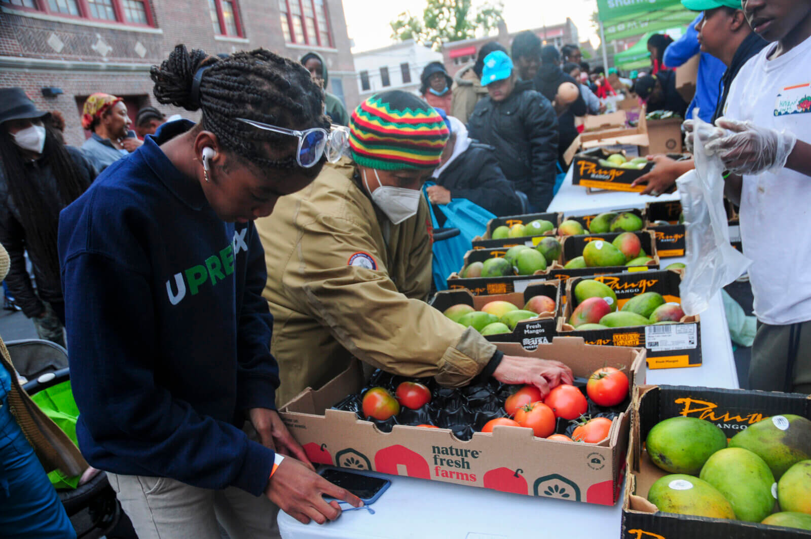 PHOTOS | DJ Funkmaster Flex ‘Feeds the Block’ in Williamsbridge – Bronx Times