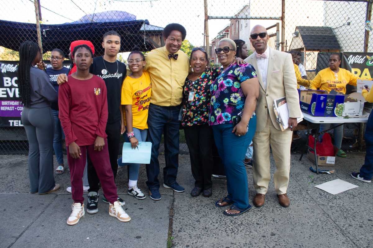 Bronx community organizations come together to host fresh produce ...
