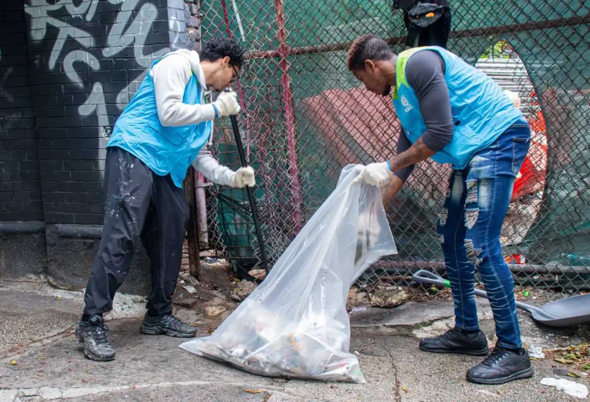Gibson, volunteers mark successful end to ‘Don’t Dump on the Bronx ...